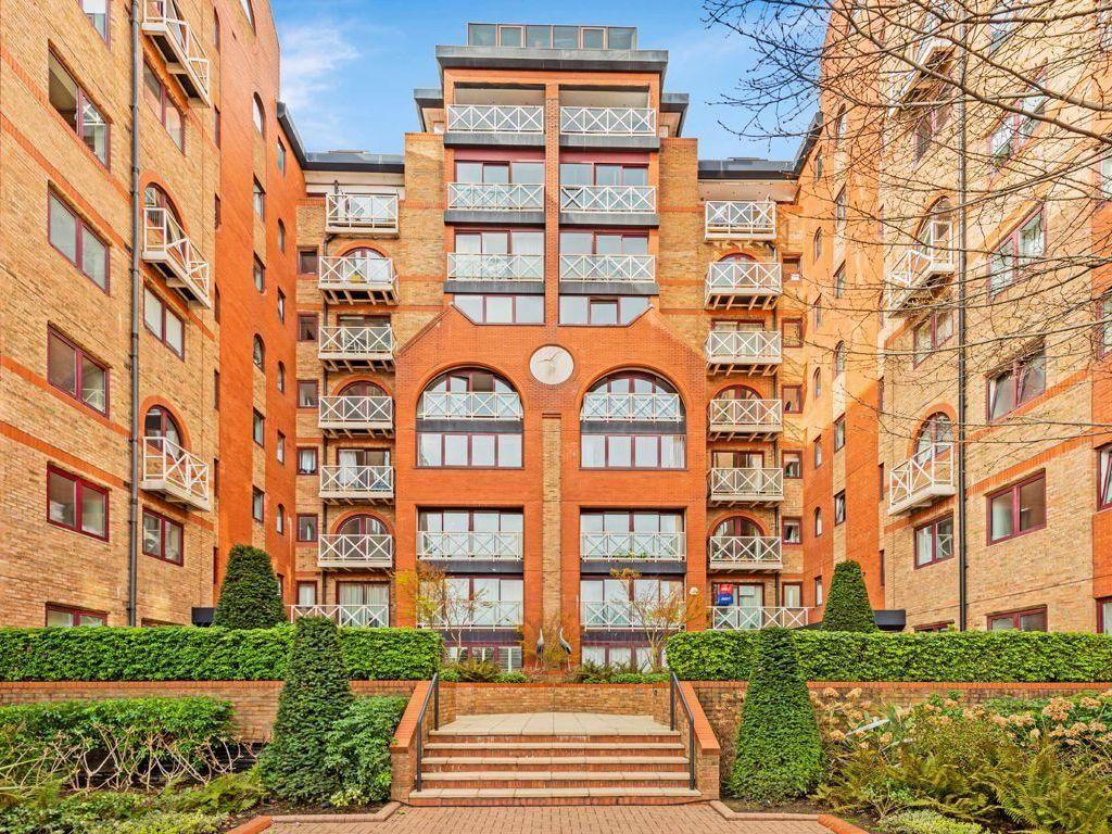 William Morris Way, SW6 3 bed apartment - £3,358 pcm (£775 pw)