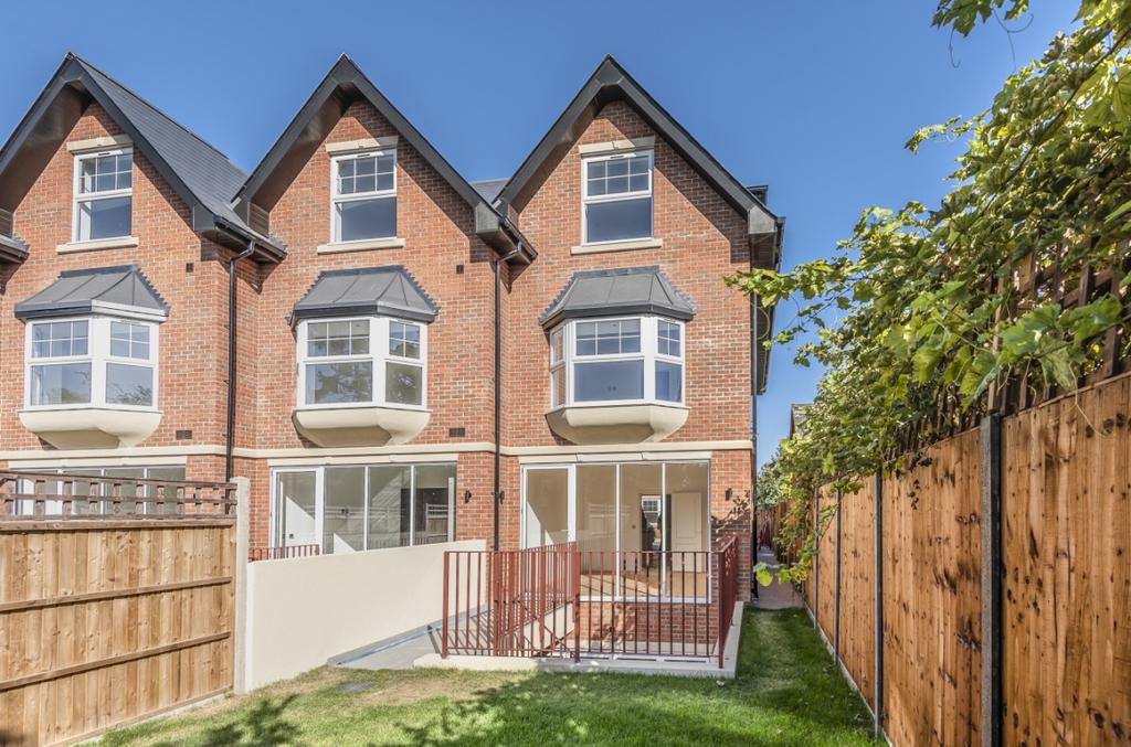 Grand Drive London SW20 4 bed house - £3,900 pcm (£900 pw)
