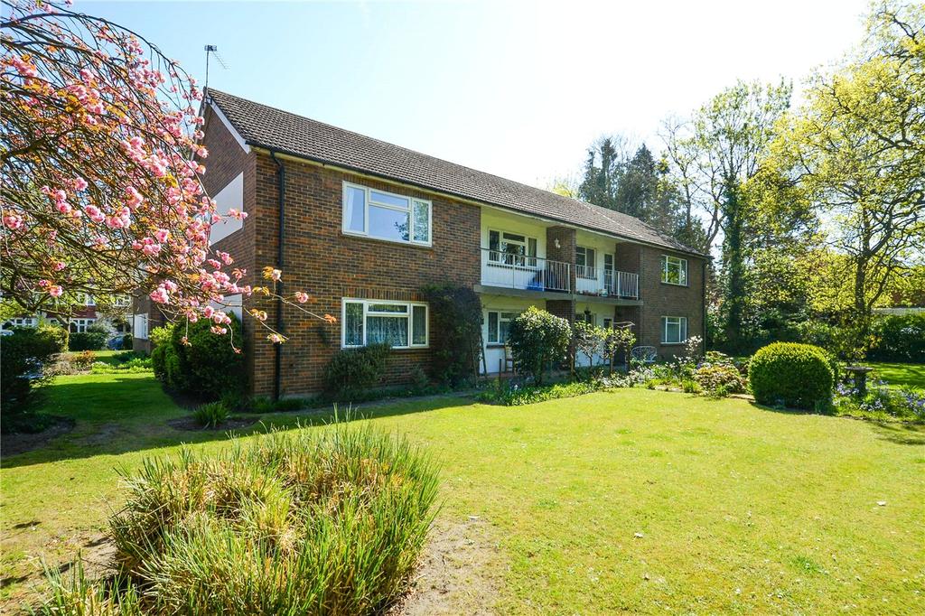 Heath Road, Weybridge, KT13 2 bed apartment - £1,250 pcm (£288 pw)