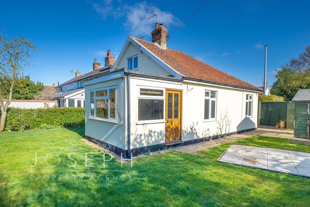 Church Road, Chelmondiston, Ipswich, IP9 2 bed detached bungalow - £265,000
