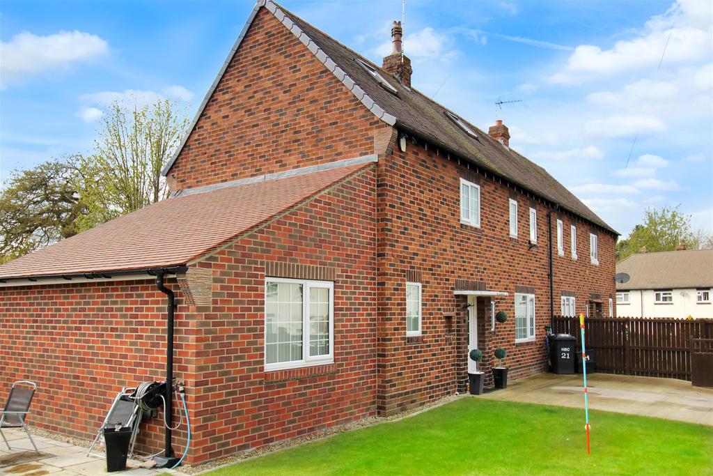 Holmefield Road, Ripon, HG4 1RU 4 bed semi-detached house - £280,000