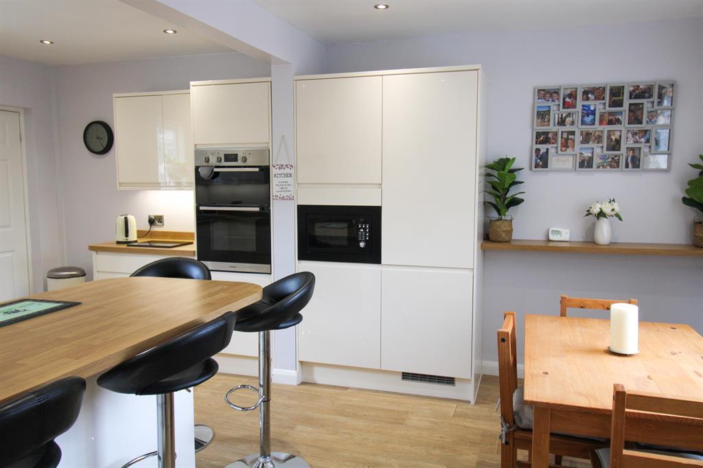 Holmefield Road, Ripon, HG4 1RU 4 bed semi-detached house - £280,000