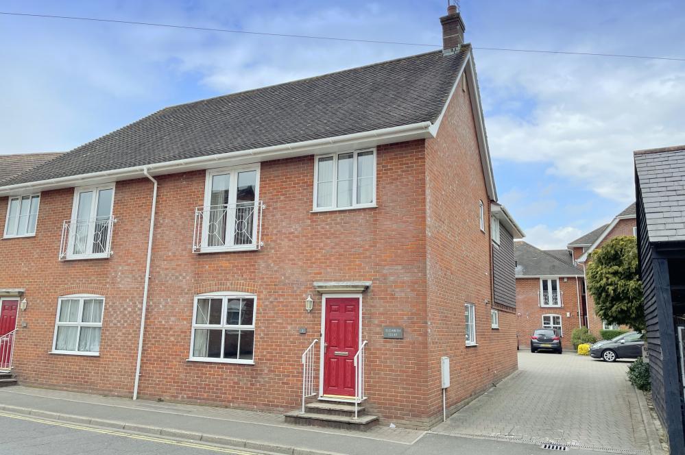 Christchurch Road, Ringwood, BH24 1DG 2 bed flat - £250,000