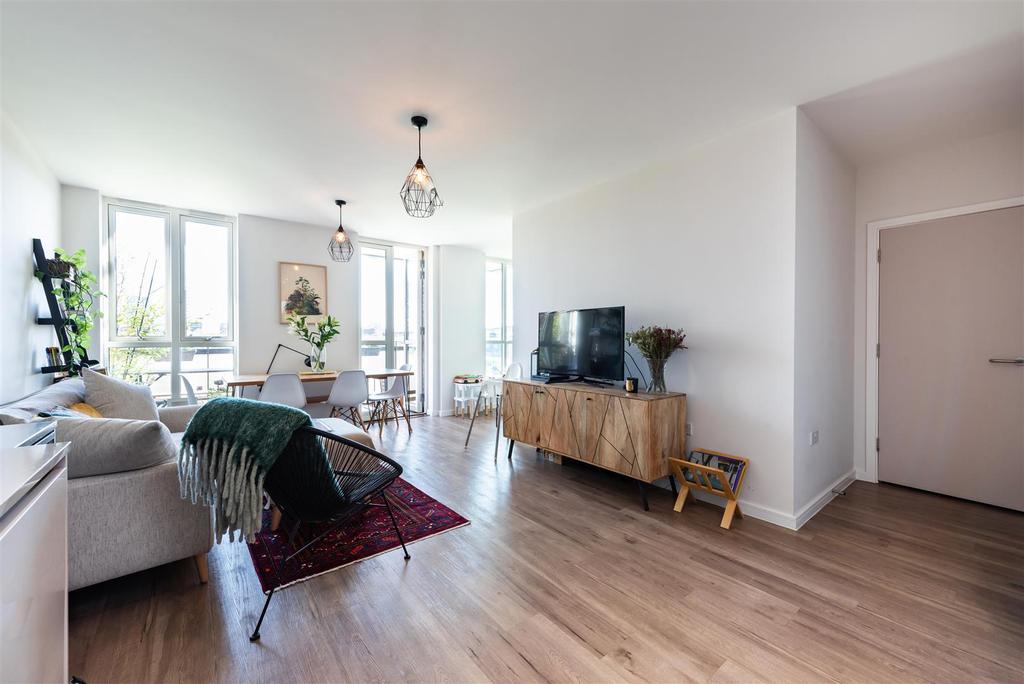 Geoff Cade Way, London 2 bed flat - £485,000