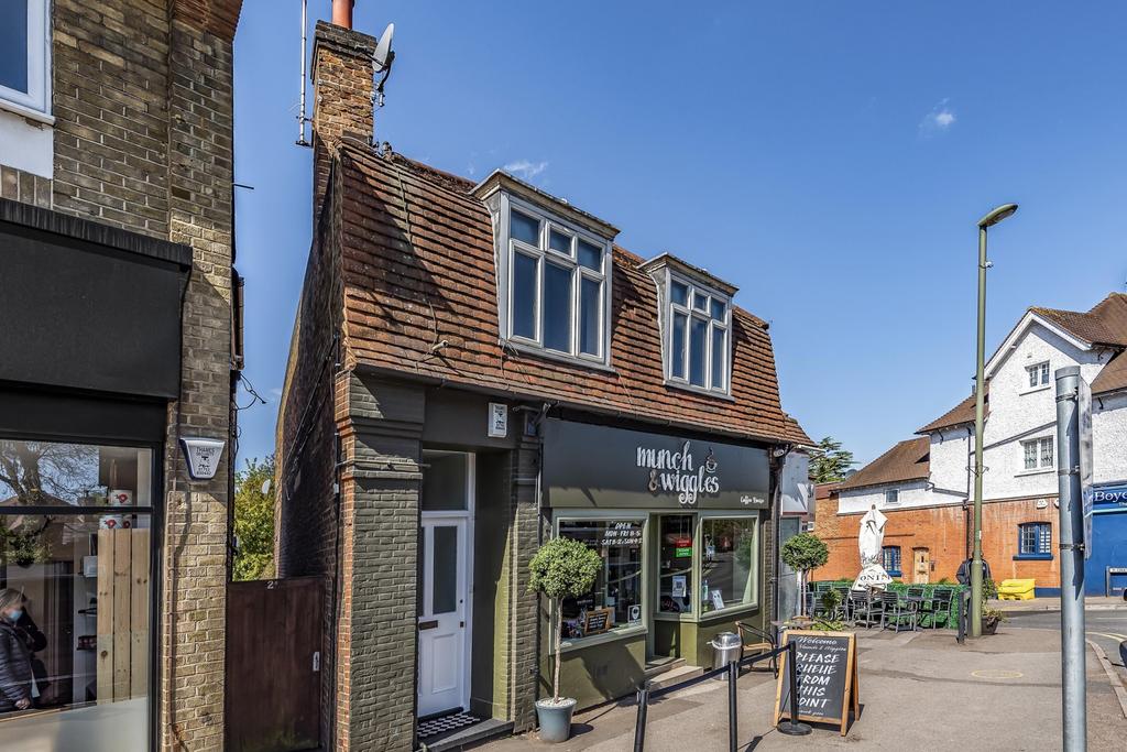 High Street, Oxshott, KT22 2 bed flat - £1,350 pcm (£312 pw)