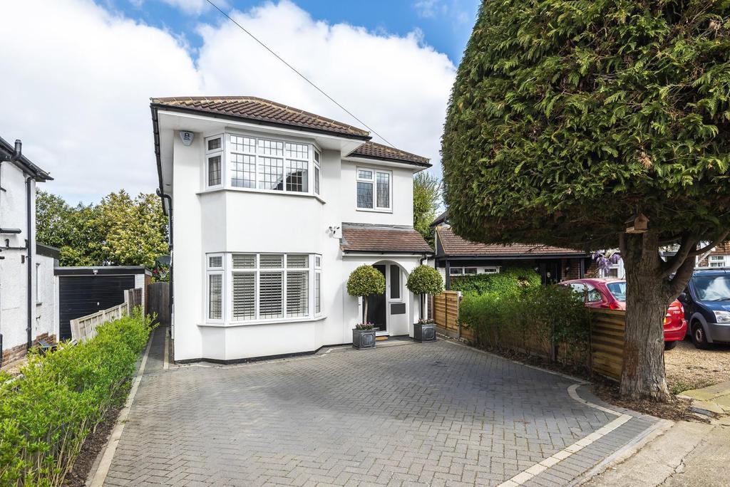 D' Abernon Drive, Cobham, KT11 4 bed detached house - £1,000,000