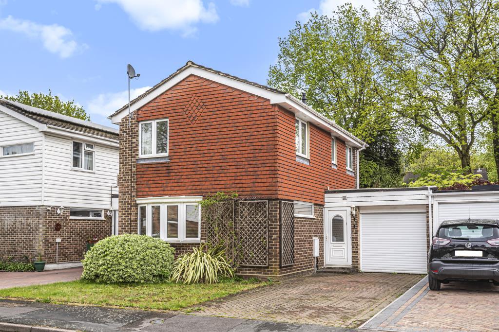 Camberley, Surrey, GU15 3 bed link detached house - £499,950