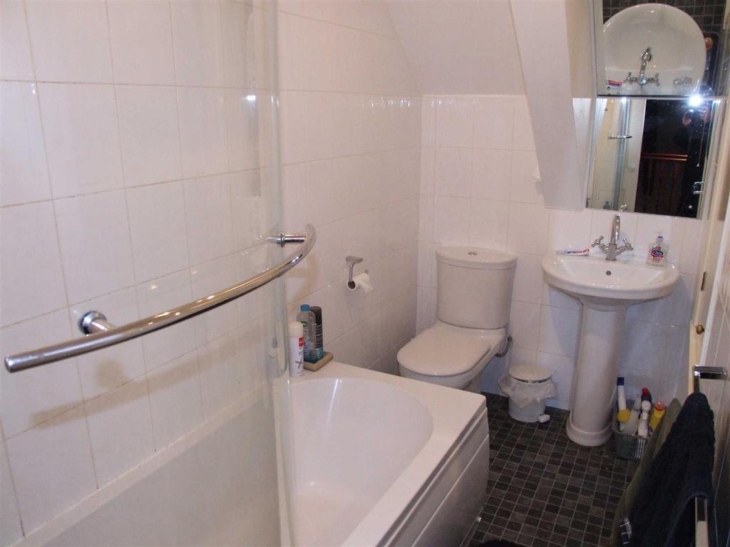 Whitbarrow Road, Lymm 2 bed duplex - £875 pcm (£202 pw)