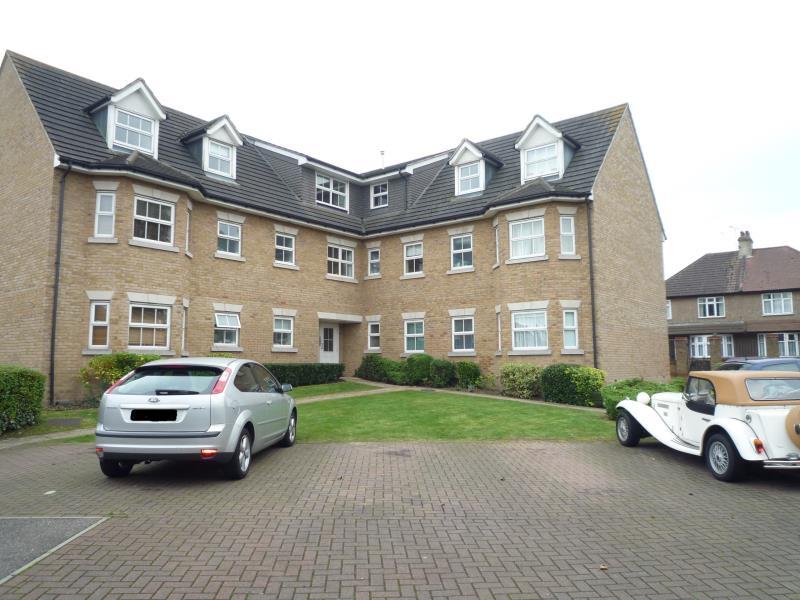 The Courtyard, Warescot Road, Brentwood, CM15 9AF 3 bed flat - £1,200 ...