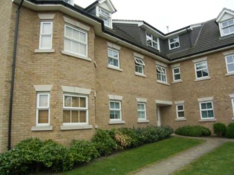 The Courtyard, Warescot Road, Brentwood, CM15 9AF 3 bed flat - £1,200 ...