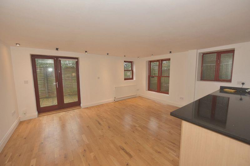 Mount Nod Road,Streatham,London 3 bed flat - £1,750 pcm (£404 pw)