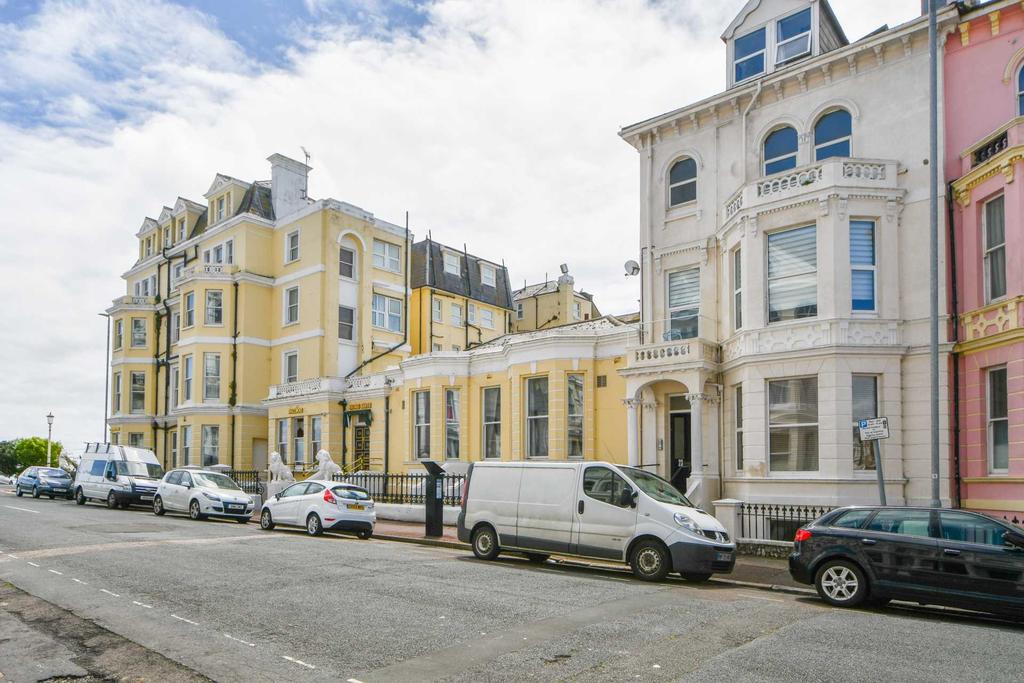 Burlington Place, Eastbourne 2 bed flat - £900 pcm (£208 pw)