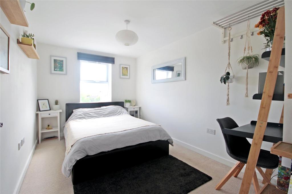 Cloatley Crescent, Royal Wootton Bassett, Wiltshire, SN4 2 bed ...