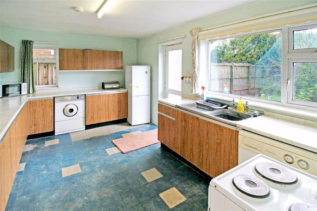 Pilgrims Way, Spalding 3 bed detached bungalow - £150,000