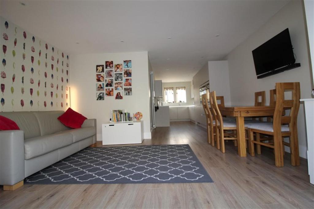 Tawny Beck, Off Road Pudsey, LS13 4UW 4 bed terraced house - £1,200 pcm ...