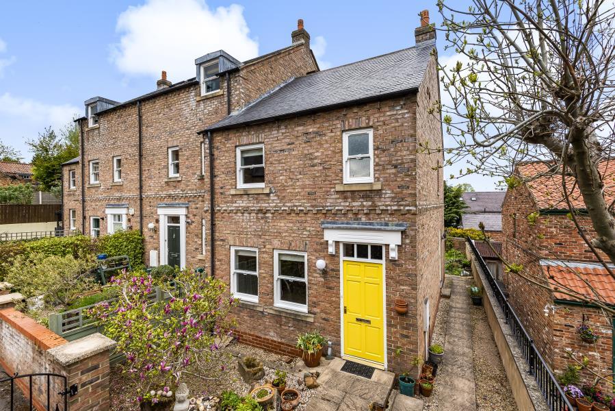 COLTSGATE HILL, RIPON, NORTH... 3 bed end of terrace house - £275,000