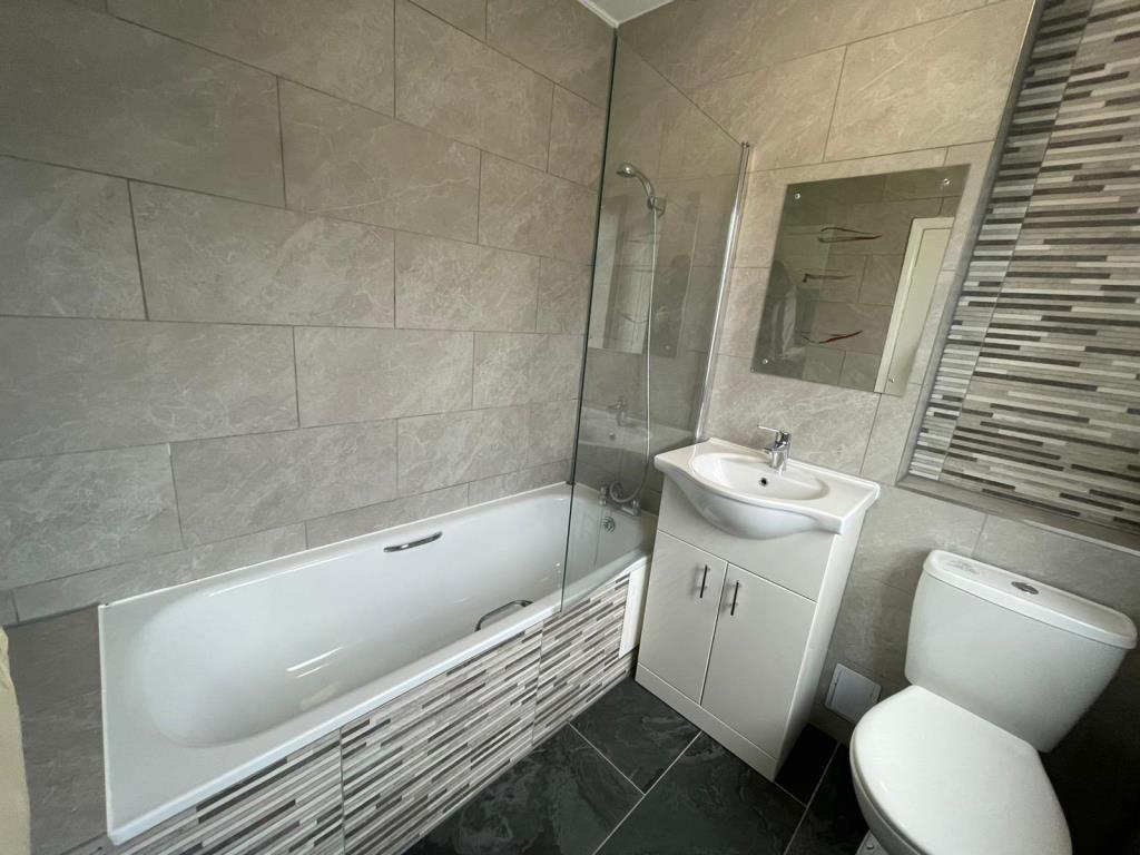 Elliman Avenue, Slough, SL2 3 bed terraced house - £1,200 pcm (£277 pw)