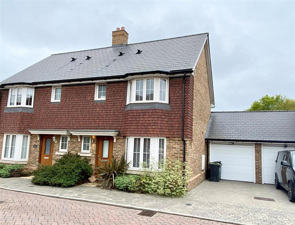 Alderman Place, Kings Hill, ME19 4QU 3 bed semi-detached house - £400,000