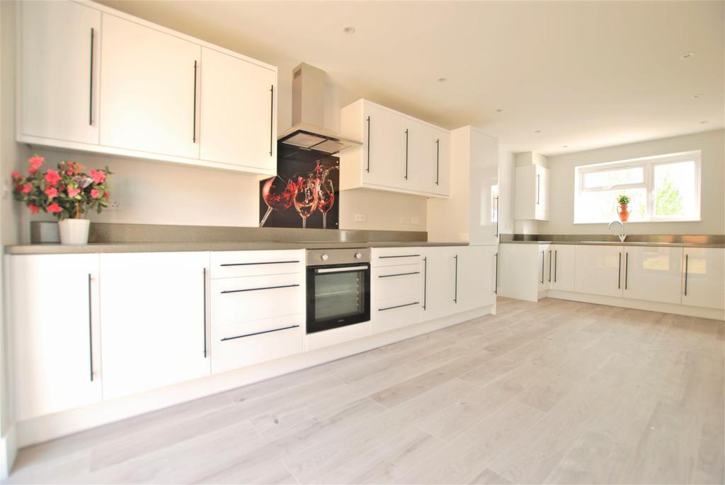 Lee Close, Cheltenham 3 bed semi-detached house - £270,000