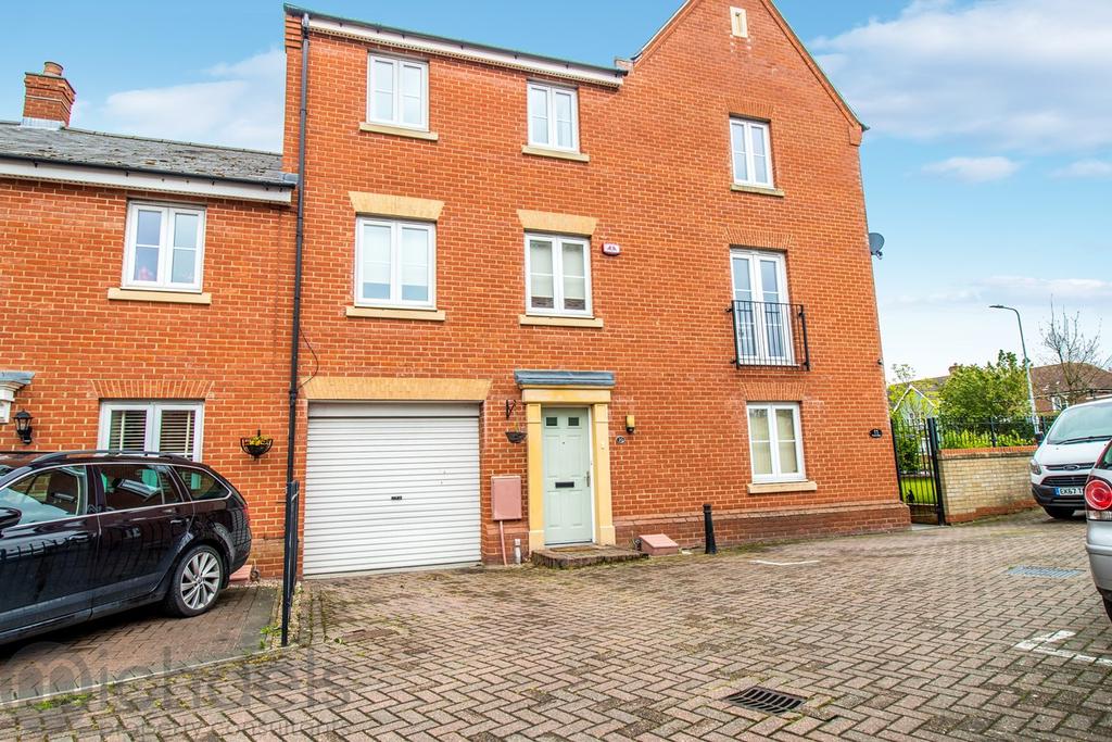Roper Close, Colchester, CO4 3 bed townhouse - £300,000