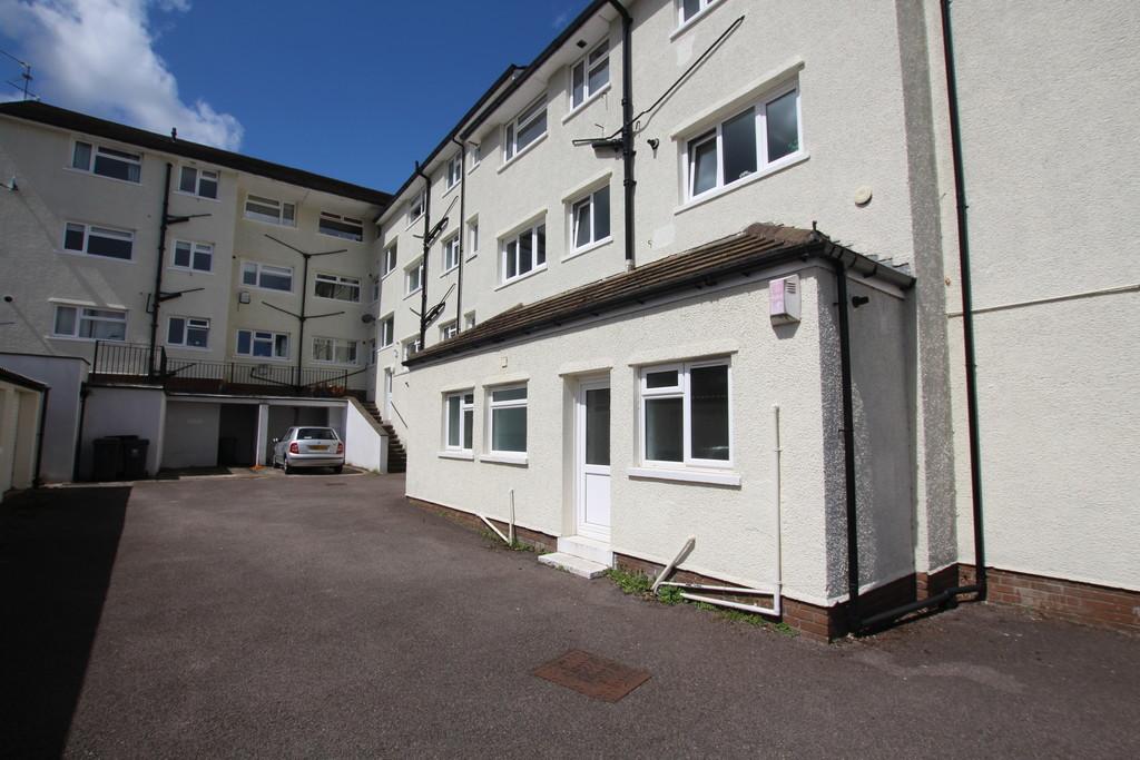 Highfield Road, Lakeside, Cardiff 2 bed ground floor maisonette - £850 ...