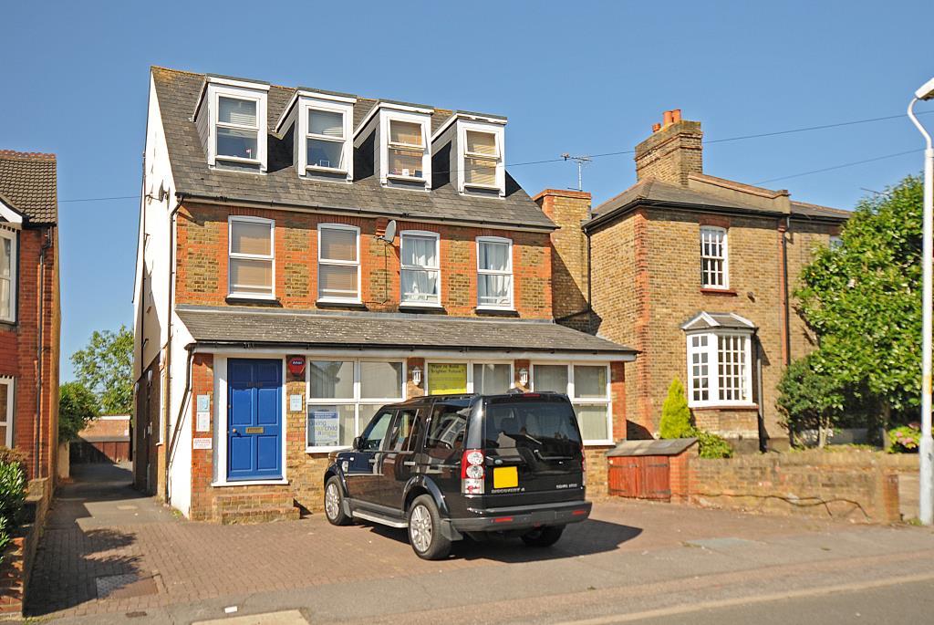 Hallowell Road, Northwood, HA6 2 bed flat - £300,000