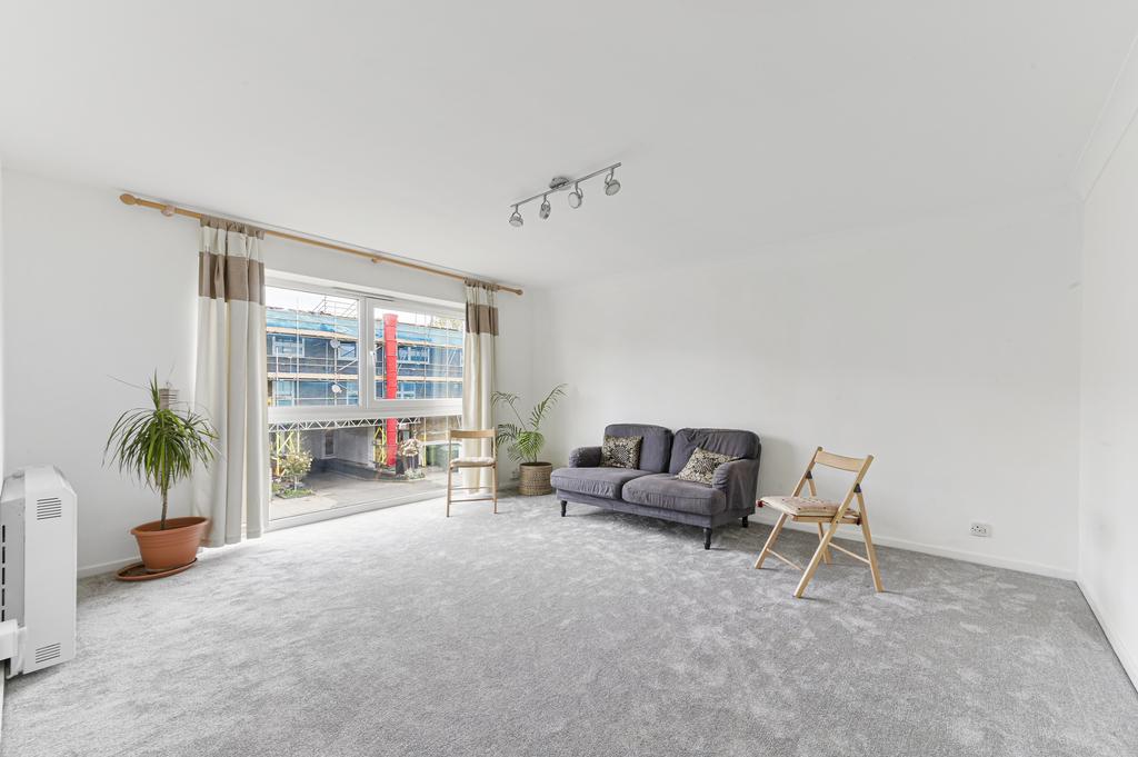 Martin Court, SW19 2 bed flat - £1,400 pcm (£323 pw)