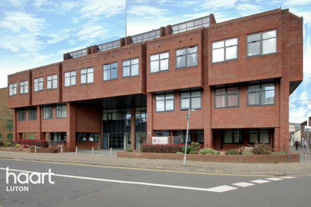 Flowers Way, Luton 1 bed flat - £150,000