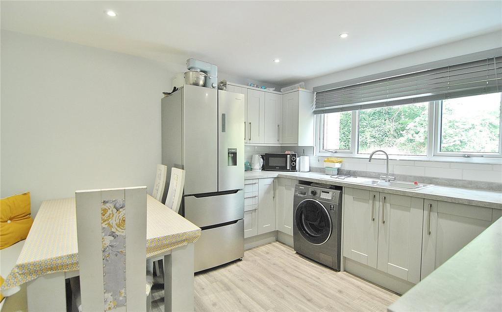 Queens Court, Brimscombe, Stroud, GL5 3 bed apartment - £180,000