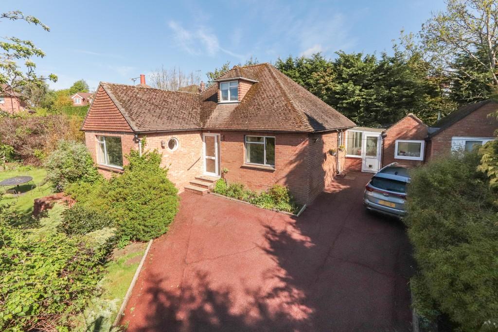 Rural setting in Iden Green 3 bed detached bungalow - £550,000