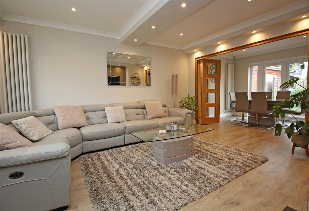 Spring Drive, Stevenage, SG2 8AZ 3 bed semi-detached house - £375,000