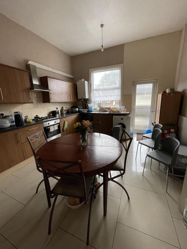 london road, TW7 3 bed flat - £1,695 pcm (£391 pw)
