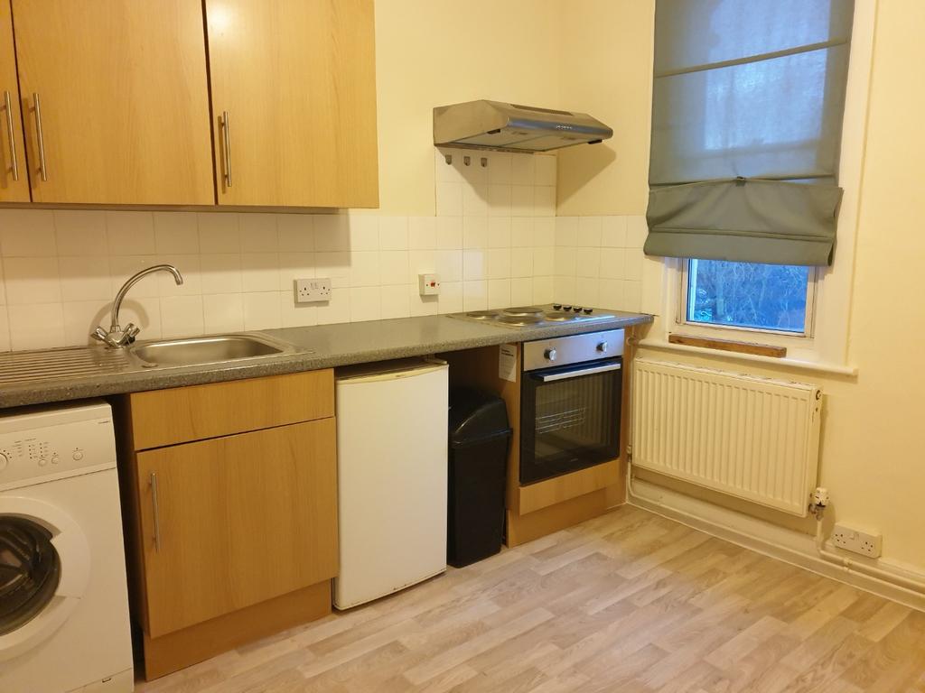 Dagnall Park, South Norwood, London SE25 Studio - £700 pcm (£162 pw)