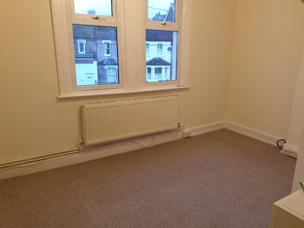 Dagnall Park, South Norwood, London SE25 Studio - £700 pcm (£162 pw)