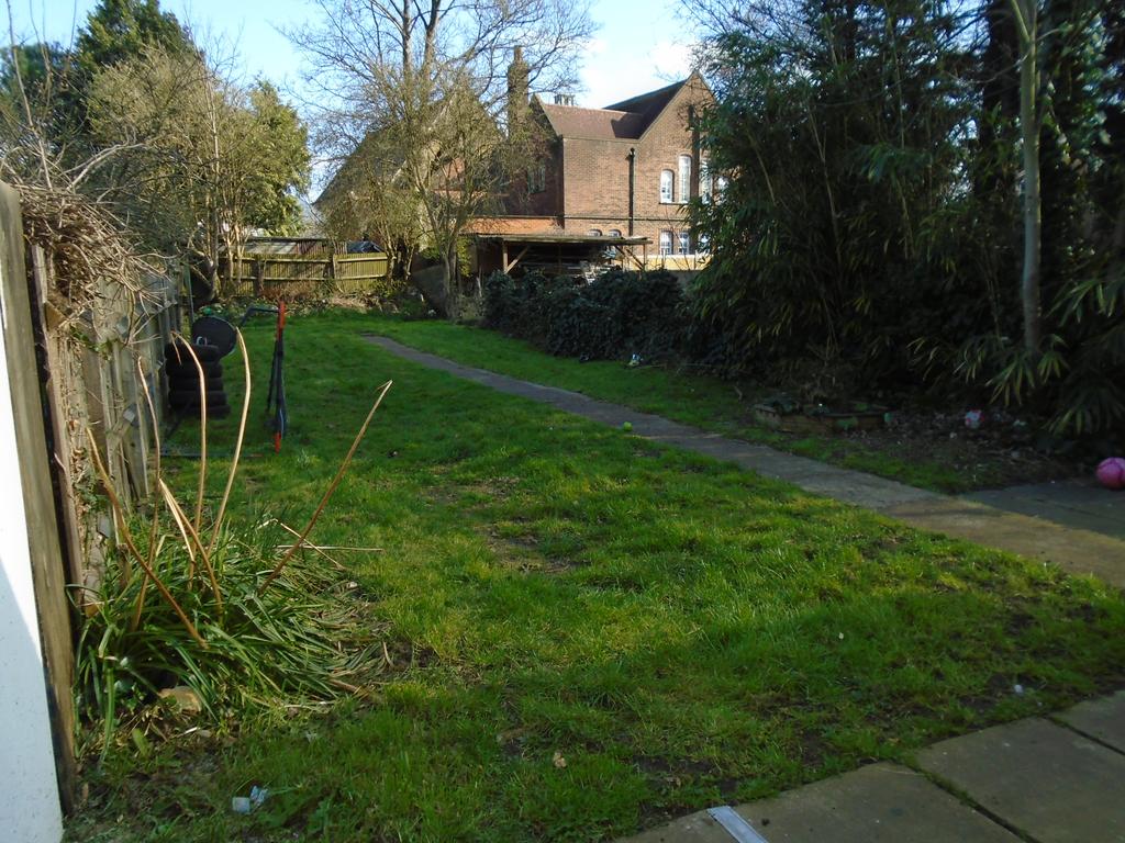 Dagnall Park, South Norwood, London SE25 Studio - £700 pcm (£162 pw)