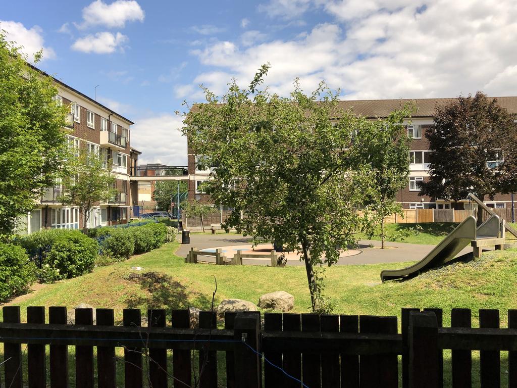 Sheffield Square, Bow, London E3 2 bed flat - £1,300 pcm (£300 pw)