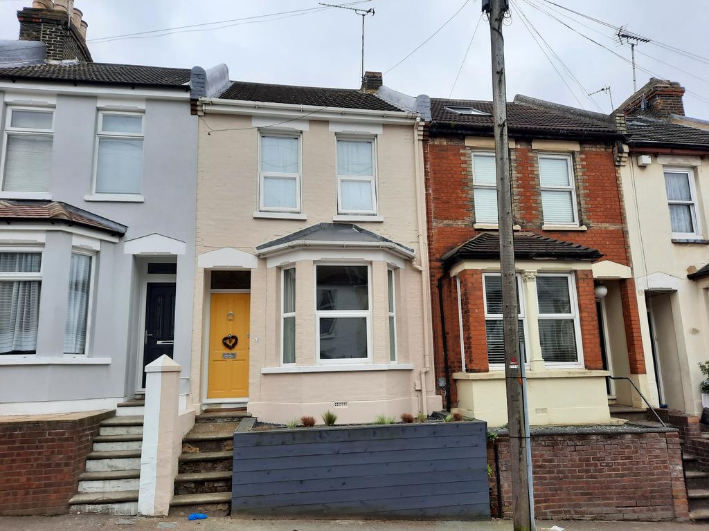 Cecil Road, Rochester, Kent ME1 2 bed terraced house - £265,000