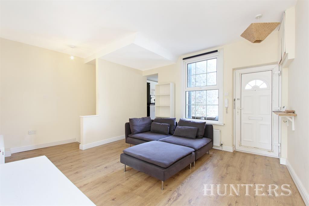 Denmark Hill, London, SE5 8RX 3 bed flat - £1,540 pcm (£355 pw)