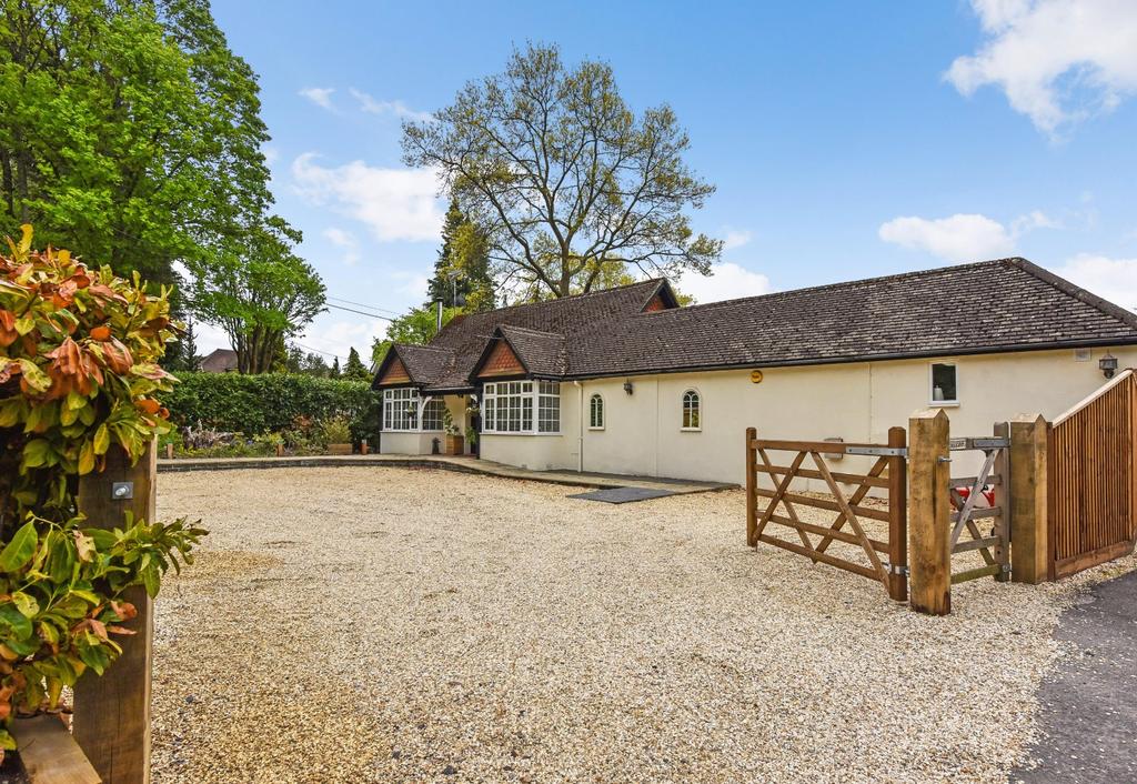 Grayshott Road, Headley Down, Hampshire 3 bed detached bungalow - £700,000