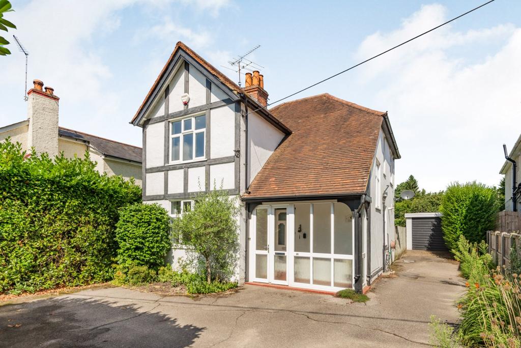 Chertsey Road, Windlesham, Surrey 3 bed detached house - £750,000