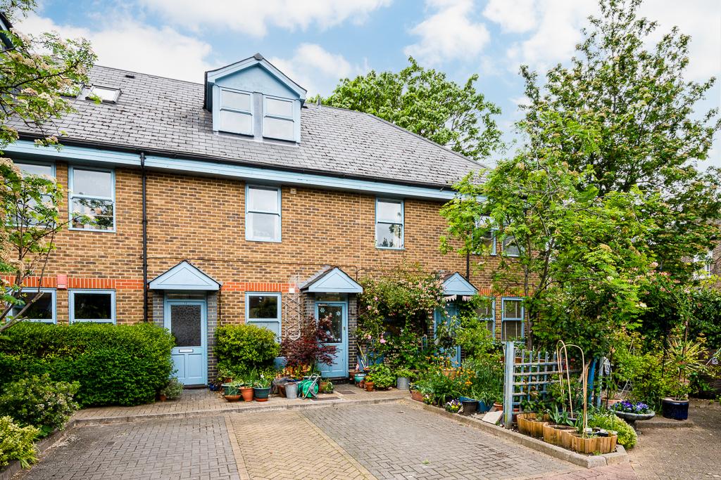 Stannard Mews, E8 2 bed flat - £450,000