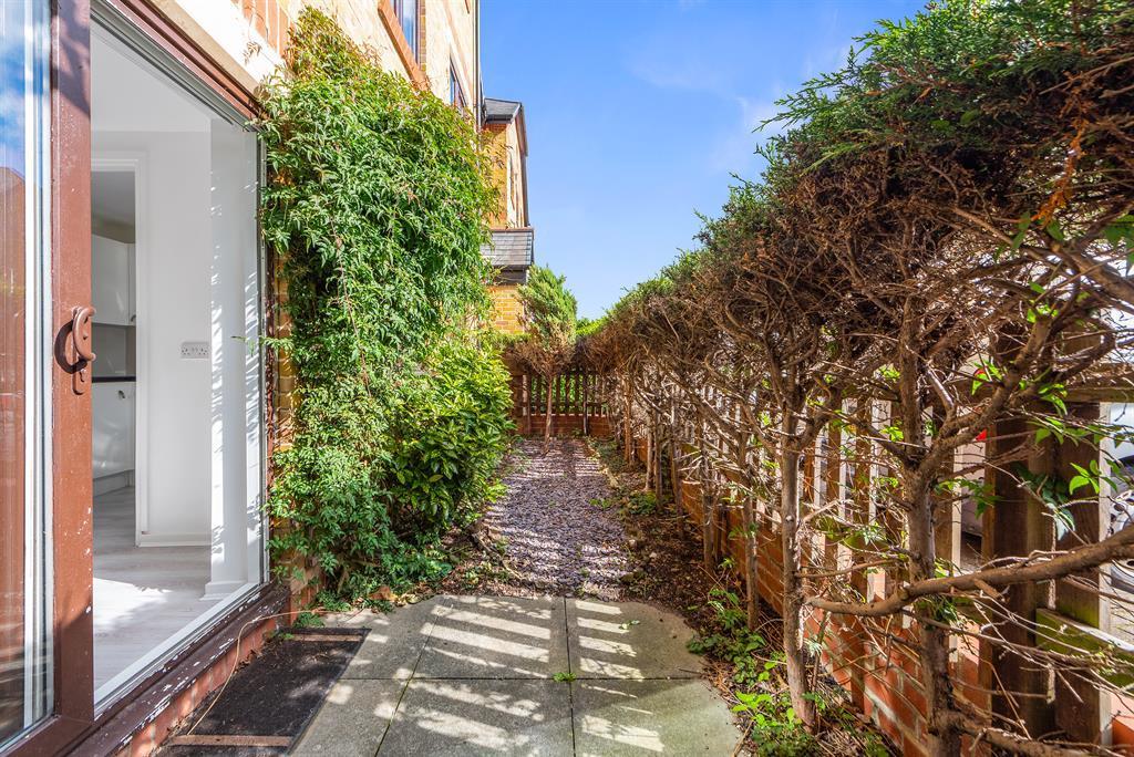 Riverside Close, London, E5 1 bed apartment - £325,000