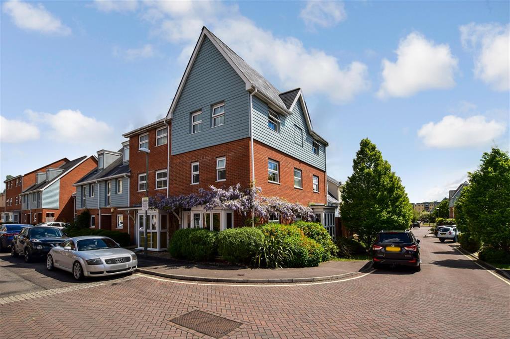 Burrage Road, Redhill, Surrey 5 bed end of terrace house - £550,000