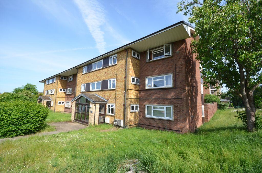 Longcroft Road, Maple Cross... 3 bed flat - £275,000