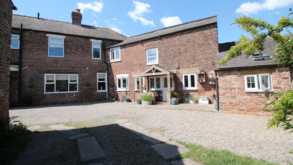 High Street, West Cowick, Goole DN14 9DZ 4 bed terraced house - £265,000