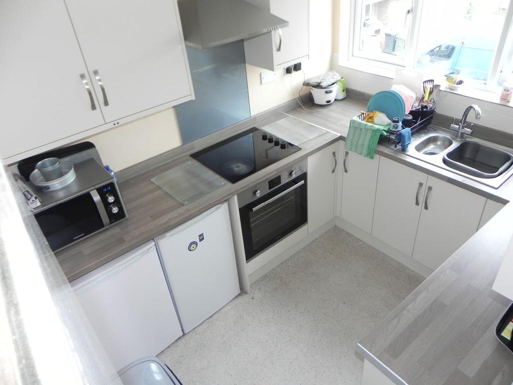 Guildford Park Avenue, GU2 7NN 4 bed terraced house - £2,000 pcm (£462 pw)