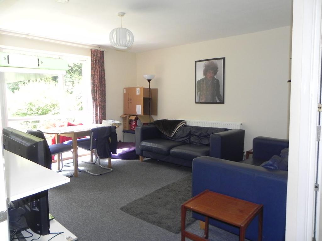 Guildford Park Avenue, GU2 7NN 4 bed terraced house - £2,000 pcm (£462 pw)