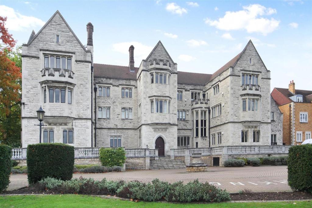 Queensmere House, 16 Royal Close... 2 bed flat - £2,550 pcm (£588 pw)