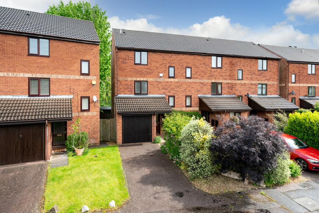 Brook Lane, Berkhamsted HP4 4 bed townhouse - £2,100 pcm (£485 pw)