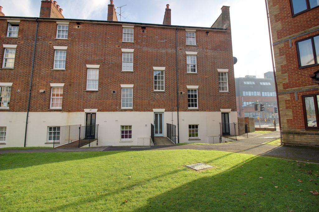Regent Court, Reading RG1 7HW 2 bed flat - £275,000